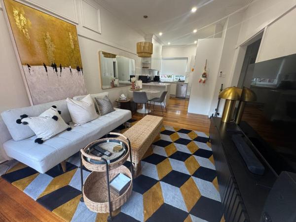 Stylish And Conveniently Located 3 Bedroom House Retreat In Surrey Hills Melbourne - Box Hill