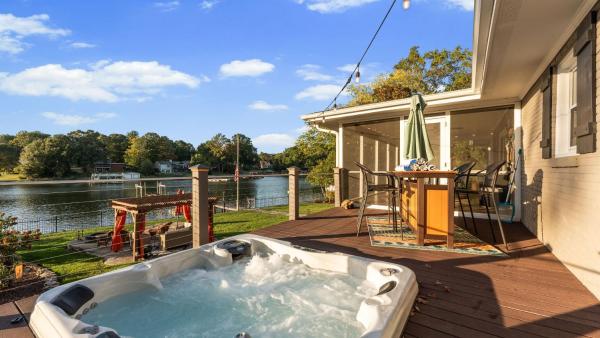 Dock Hot Tub Kayaks On Lake Norman Lakeside Gem By Avantstay - Denver, NC