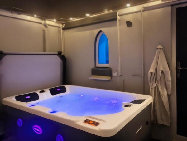 Romantic Coastal Getaway With Hot Tub & Log Burner - Tywyn