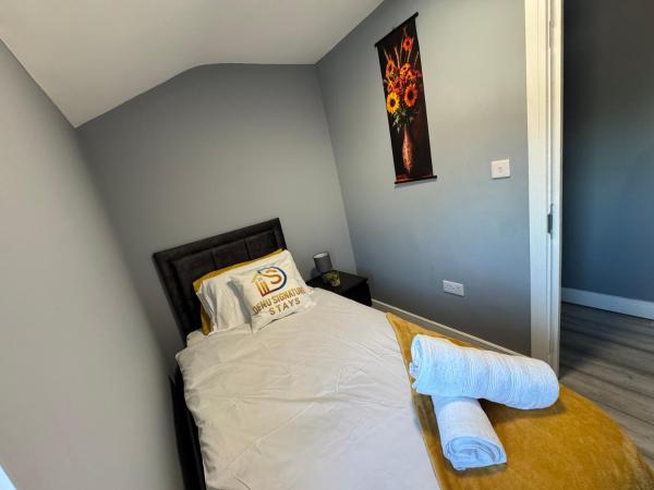 Contractor, Corporate, Leisure & Relocation Ready Home With Off Road Parking - Bedford