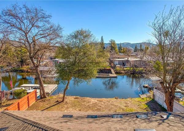 Lakefront Retreat • Private Yard + Fireplace - Clearlake, CA