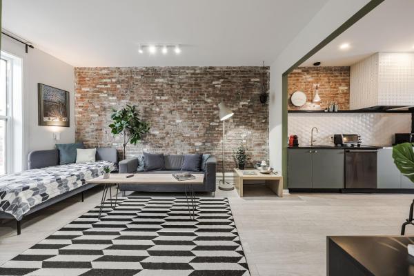 4 Bedrooms 2 Floors Fully Renovated Apartment - Longueuil