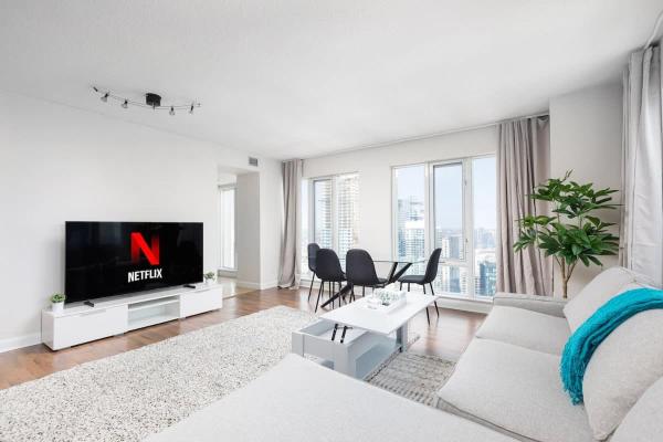 Modern 2br City Retreat King Bed & Free Parking - Toronto