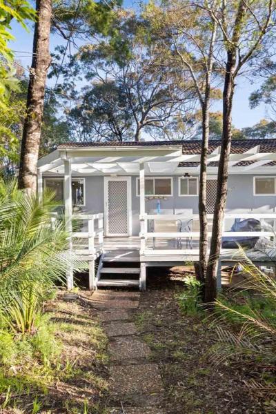 A Classic Beach House - Waterfront Access And Short Walk To Beach - Broulee