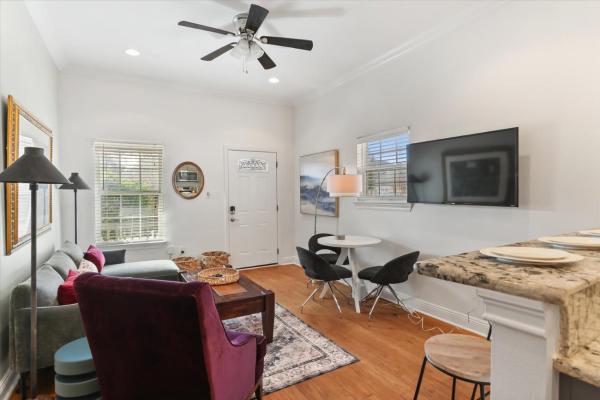Jazzfest Central Spotless 3br W Driveway - Metairie, LA