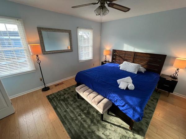 The White Door 2-bedroom Townhouse Near Vt & Ru - Blacksburg, VA