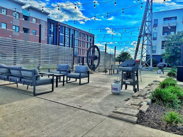 Cozy Greenwood Canopy - Des Moines, IA