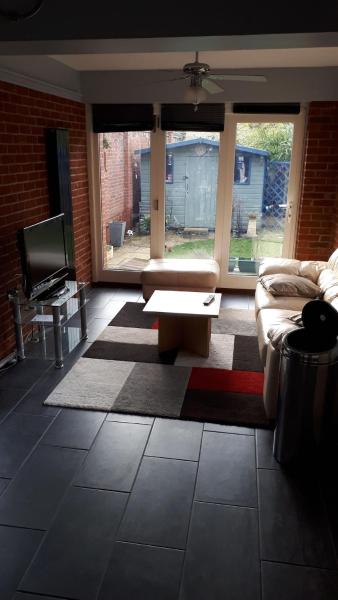 Rentunique Amazing Town Centre Home With Parking 6 Bedrooms 3 Bathrooms - Crawley