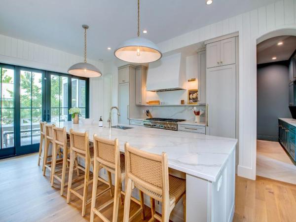 1 Block To Beach! 500 Carolina Blvd. 5 Bd, Private Pool, Screened-in Porches - Charleston, SC