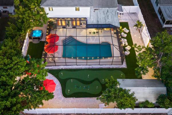Epic Backyard - Pool - Hot Tub - Outdoor Theatre - Bradenton, FL