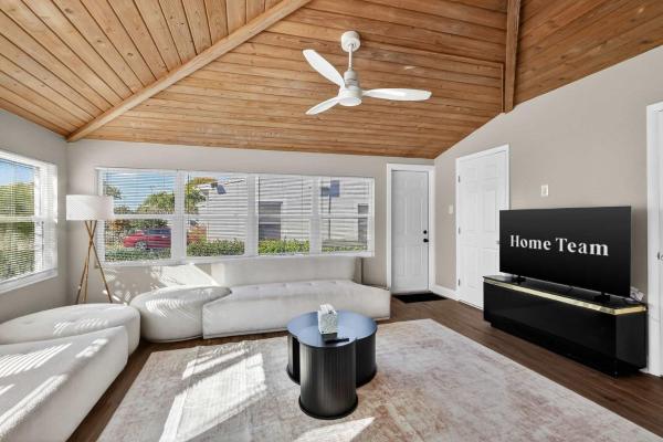 Minutes To Beach Dog Friendly Bbq Patio - West Palm Beach, FL