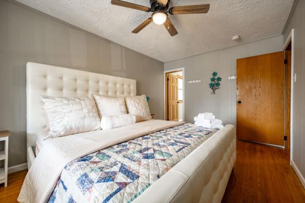 Charming Couples Getaway - King Bed - Free Parking - Indianapolis, IN