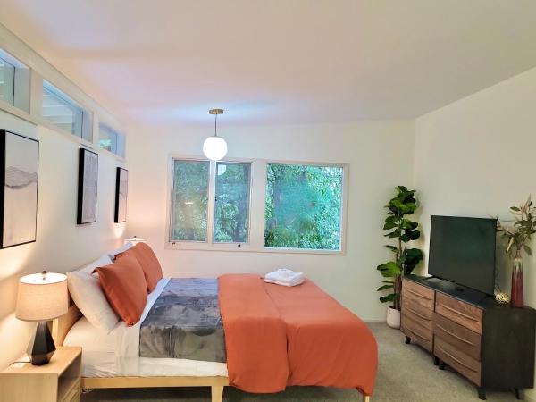 Luxury Ensuite Bedroom At The Crest House - Corvallis, OR
