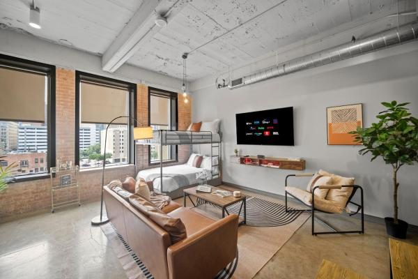 Beautiful Downtown Apartment With Pool, Laundry, Parking - Dallas, TX