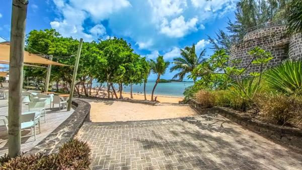 Azuri Ocean Village - Elegant 3-bedroom Apartment With Private Garden, Beach & Pool Access In Roches Noires - Mauritius