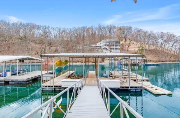 Secluded Cove On Lake! Hottub! Private Slip Dock! - United States