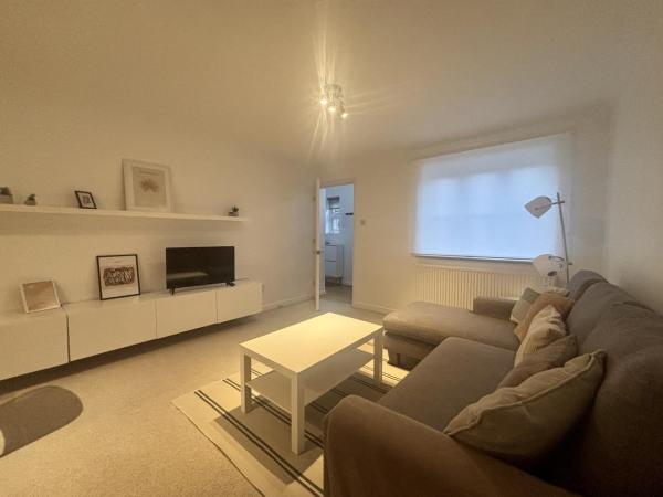 Warfield Charming Three Bedroom House - Bracknell