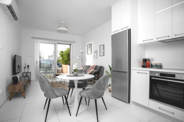 Eden-perfect Location, Sea View, Stylish Apartment - Paphos