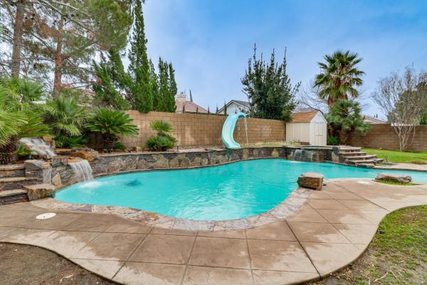 Pool, Patio And Games! Suburban Home In Palmdale - Palmdale
