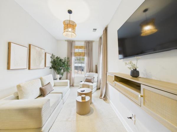 Serene 2br Deck Fire Pit & Free Parking - Chicago, IL