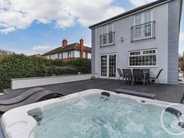 Barwick Retreat Luxury 4 Bed Detached Home Hot Tub Garden Bar - Leeds
