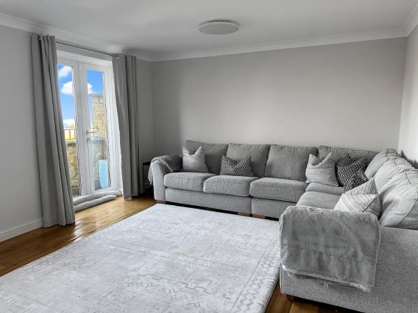 Large 5-bed Modern Home - Parking - Near Airport - Leeds