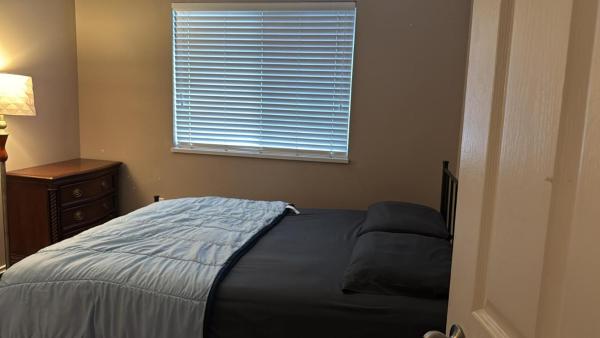 Scott Road Guesthouse - Private Rooms & Suites, Walk To Transit, 21-min To Airport, Free Parking & Wi-fi - Burnaby