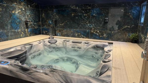Jacuzzi Retreat In Watford - St Albans