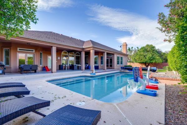 Pool Table, Putting Green: Luxury Oasis In Mesa