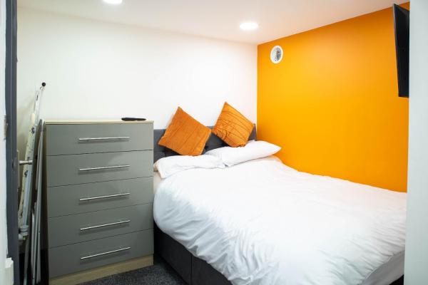 The Orange Outpost - Modern Studio Near Alhambra - Bradford