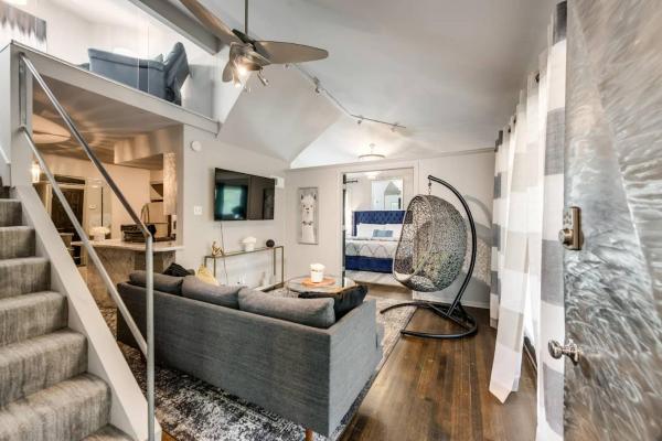 Sophisticated 2br1ba Retreat W Designer Terrace - Dallas, TX