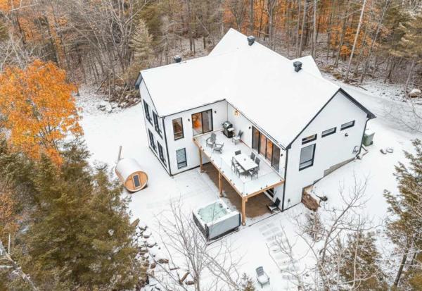 New Chalet With Spa And Sauna - Le Naturozen - Hawkesbury