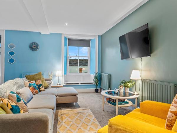 Large House In Central Ulverston Sleeps 10 - Pass The Keys - Ulverston