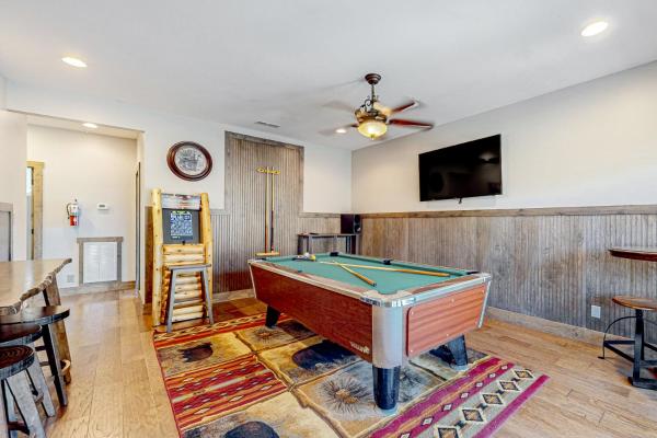 Bright Home Sleeps 12 Hot Tub Pools Billiard Room - Gatlinburg