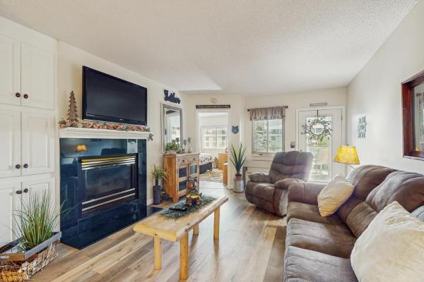 Delightful Condo Sleeps 6 Shared Pool Picnic Area - Pigeon Forge, TN