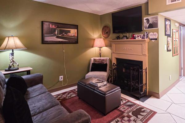 Charming Condo Sleeps 4 Near Downtown Shared Pool - Gatlinburg, TN