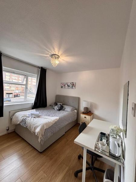 Double Room In A Family Home - Enfield