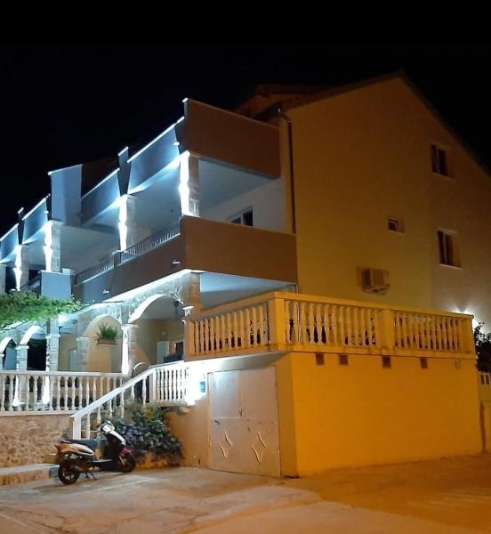 Apartments Dobrila - Jelsa