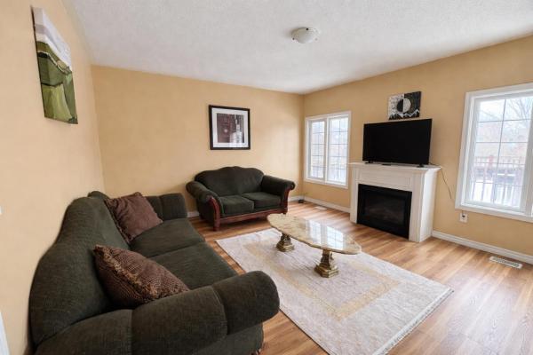 Private & Spacious Primary Suite With Jacuzzi & Walk-in Closet In Brampton! Shared Home With Living Room, Full Kitchen, Dining Area, Laundry & Patio! - 케일던