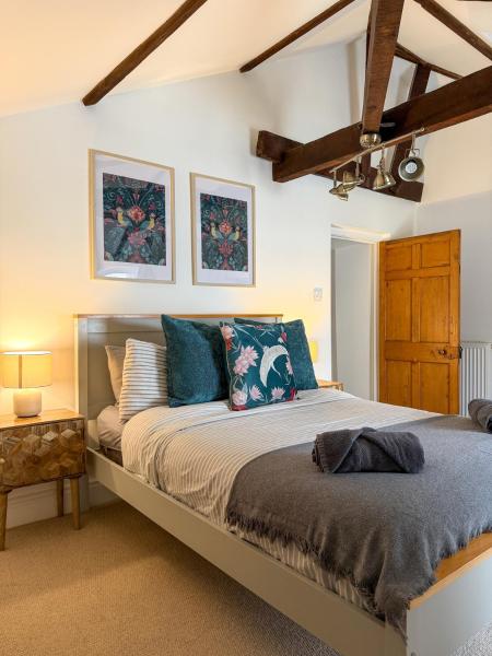 Penthouse Retreat - 2 Bed Flat, Sleeps 4 - Brampton Town Centre, Hadrians Wall - Northumberland