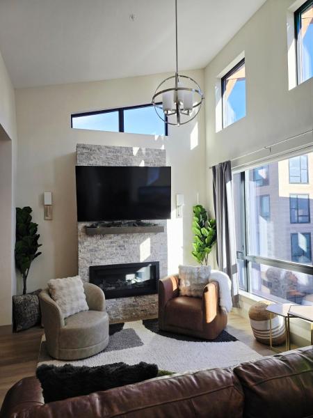 4th Street Alpine Loft - New - Central Ski Hub - King Bed, Garage Parking, Hot Tub, Great Location - Dillon, CO