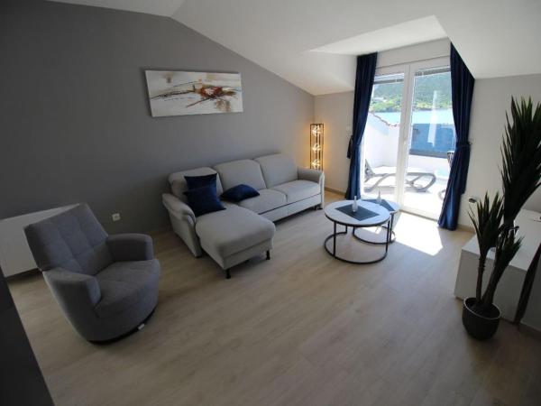 Seaside 3-bedroom Luxury Penthouse - Novalja