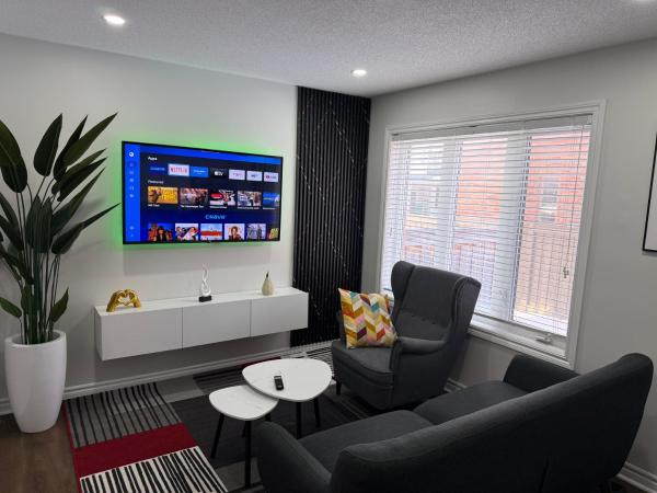 Cozy Private Two-level Suite In Brampton With Separate Entrance And Living Area On Main Floor - Ontario