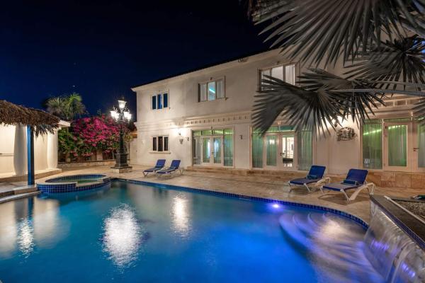 Luxury 8-bedroom Villa With Private Pool, Sleeps 20, Near Palm Beach, La Casa Piu Bella - Aruba