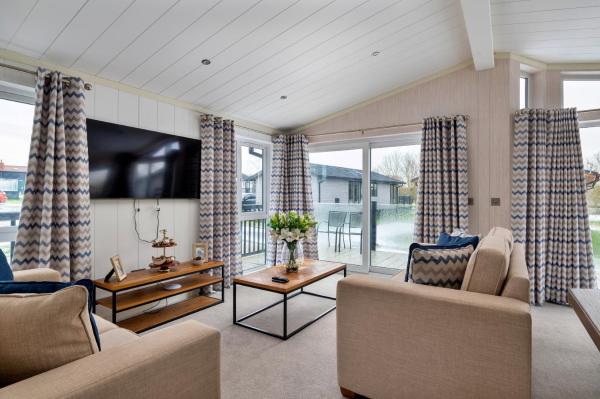 Finest Retreats - Churchill Luxury Lodge - Cambridgeshire