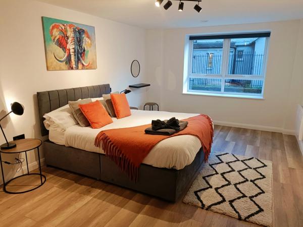 Stylish High Street Hideaway Retreat - Swindon