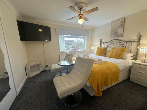 4 Bed House - Sleeps 8 - Pets - Parking - Wifi - Mersea Island