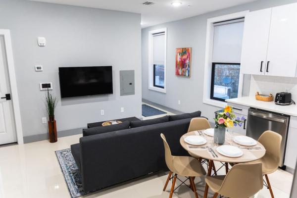 20 Minutes To Times Square, Stylish 2 Bedroom Apartment - Queens, NY