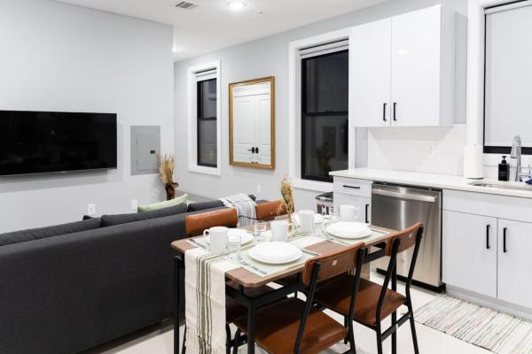 2 Bedroom Apt-city Adventure-free Parking On Site - Edgewater