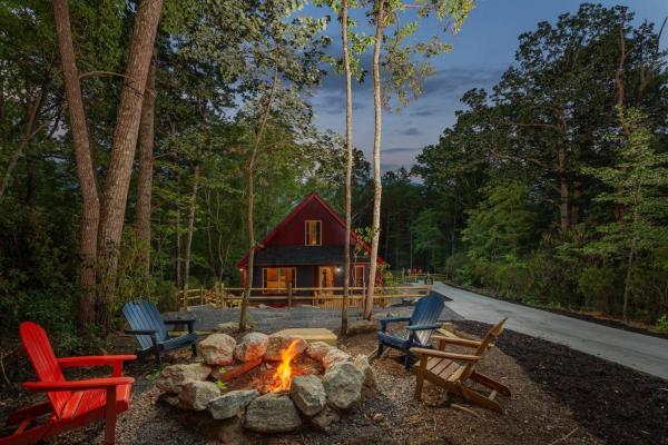 Cozy Modern 2-bedroom Cabin Getaway - Black Mountain, NC